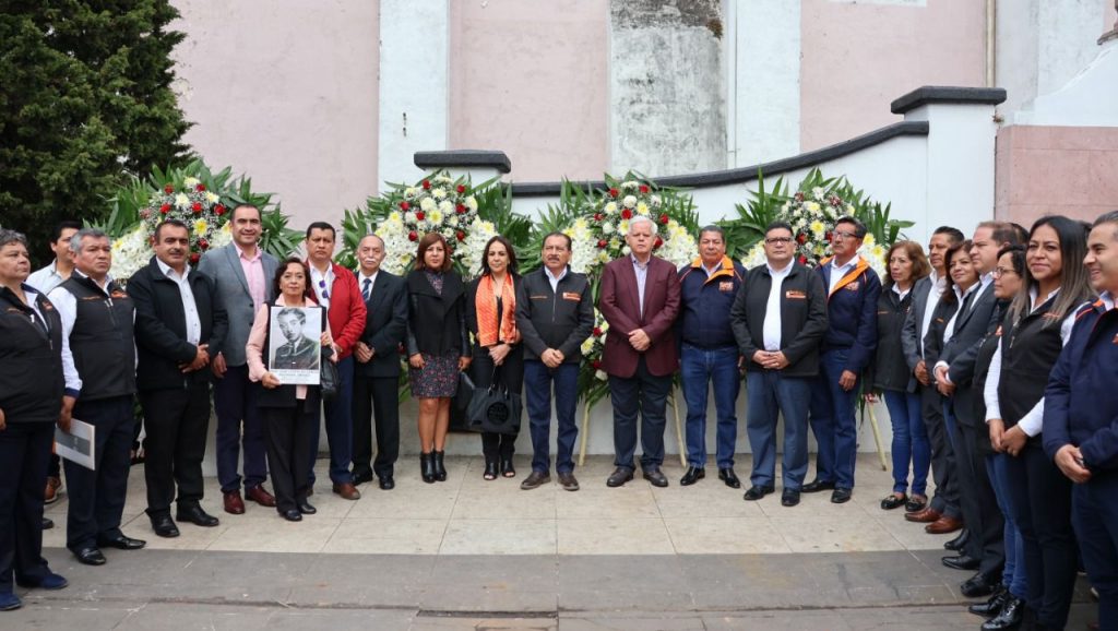 CARLOS PEREDO PRESIDE CEREMONIA 87 ANIVERSARIO LUCTUOSO DE MAESTROS ...